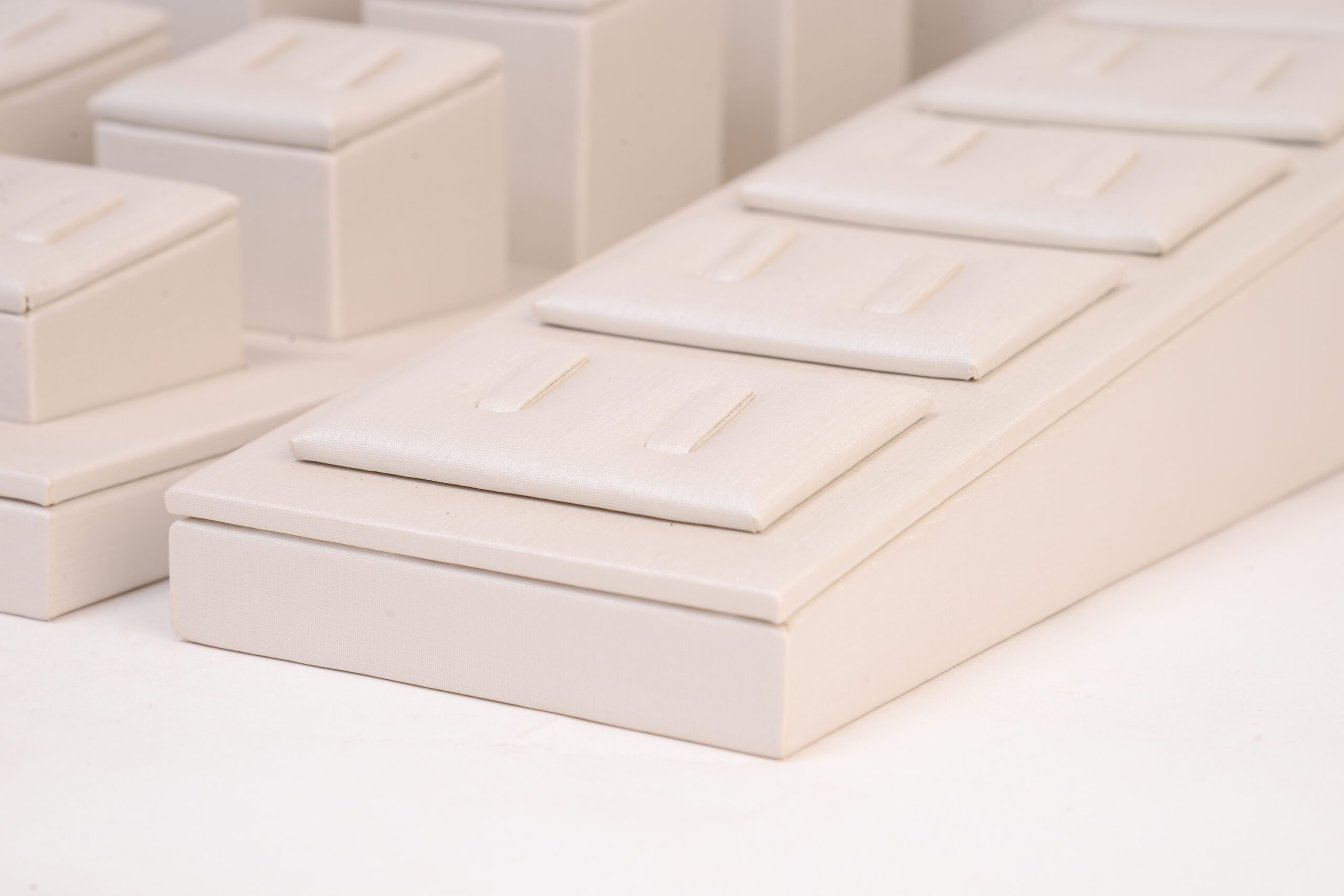 Expositor de alianças: elegância e funcionalidade para joalherias - CS ...